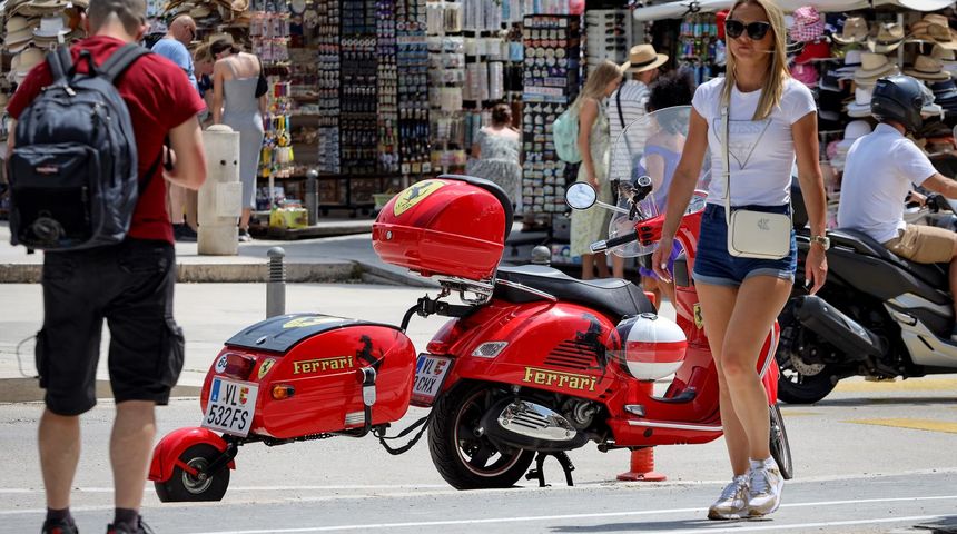 Vespa klub Zadar organizira defile vespi oko Borika i Poluotoka - eZadar.hr