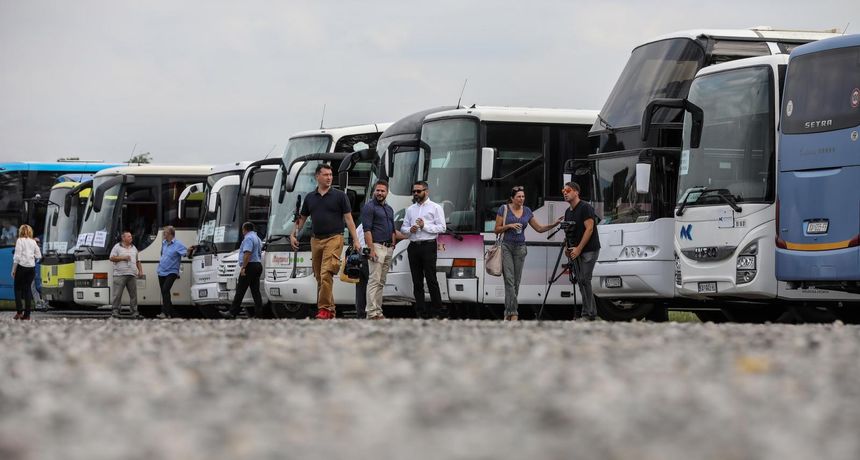 Prosvjedna vožnja autobusima od Velesajma do Ministarstva mora, prometa ...