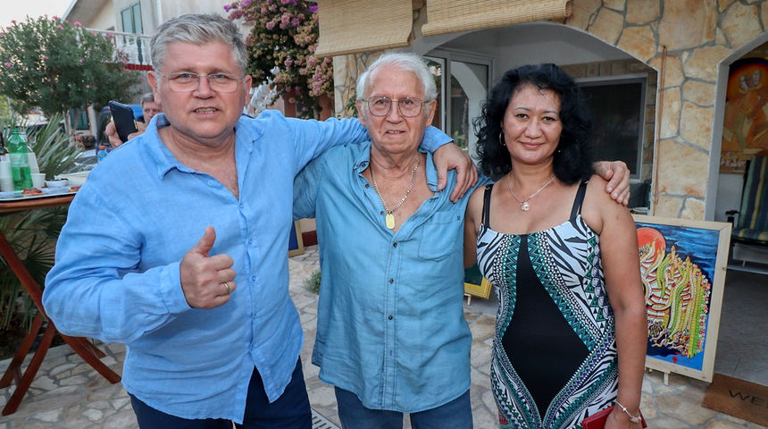 Herr Otto slika vanzemaljce i valovite kuće za susjede i kućni savjet ...