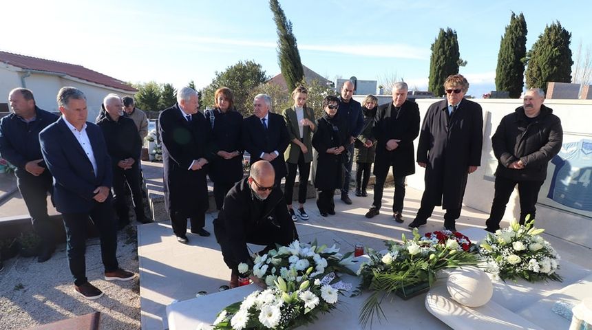 Predstavnici HNK Zadar, HNS-a, Grada Zadra i Zadarskih tenkista odali ...