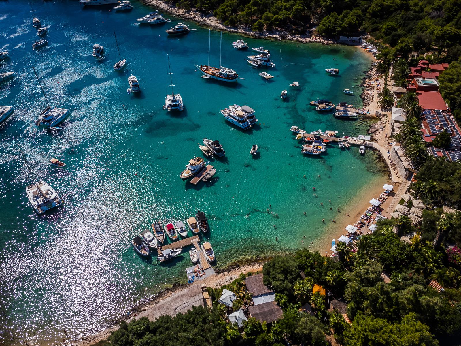 Pogled iz zraka na čarobnu uvalu Vinogradišće na Paklenim otocima ...
